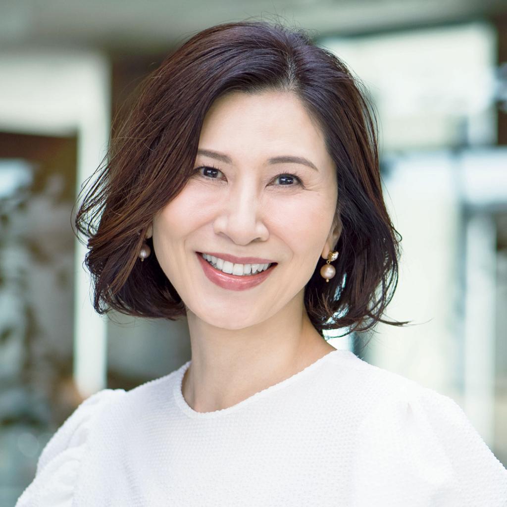 「おろして」も「まとめて」もさまになるミディアムレイヤー／40代・50代のヘアスナップ