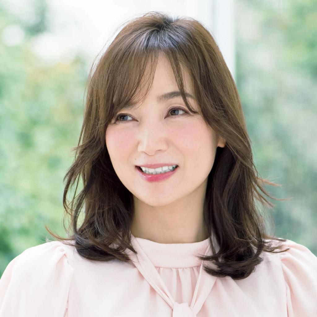 毛先に厚みを残し、顔周りにレイヤーを入れたツヤありセミロング／40代・50代のヘアスナップ